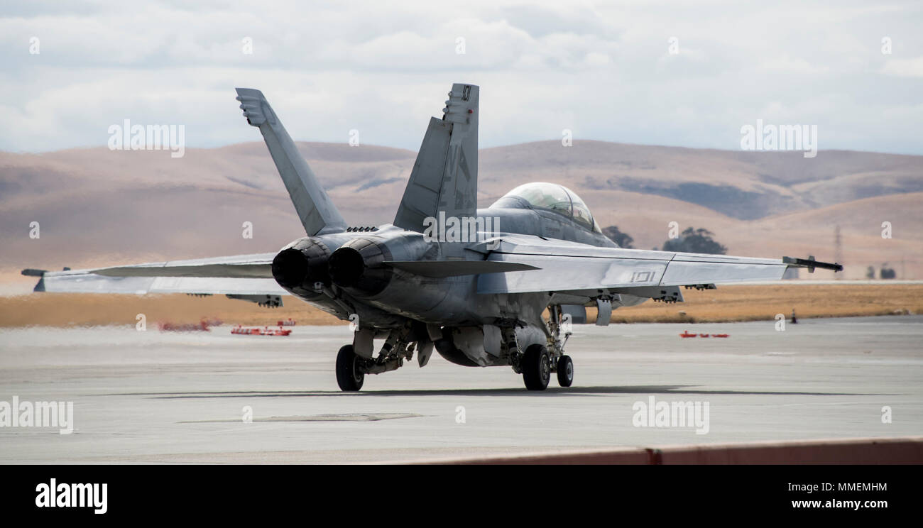 F a 18f super hornet f414 jet engine hi-res stock photography and ...