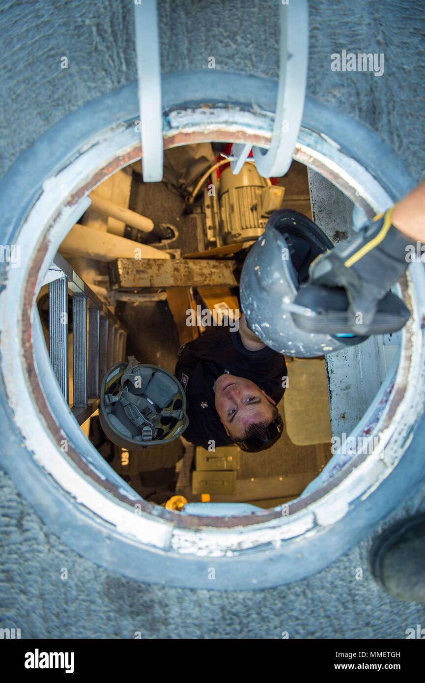 171026-N-KT595-329 PACIFIC OCEAN (Oct. 26, 2017) Gunners Mate 2nd Class ...