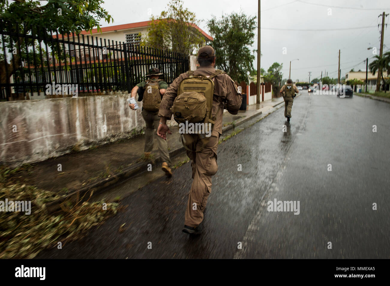 Homeland Security Investigators run towards their awaiting U.S. Army UH ...