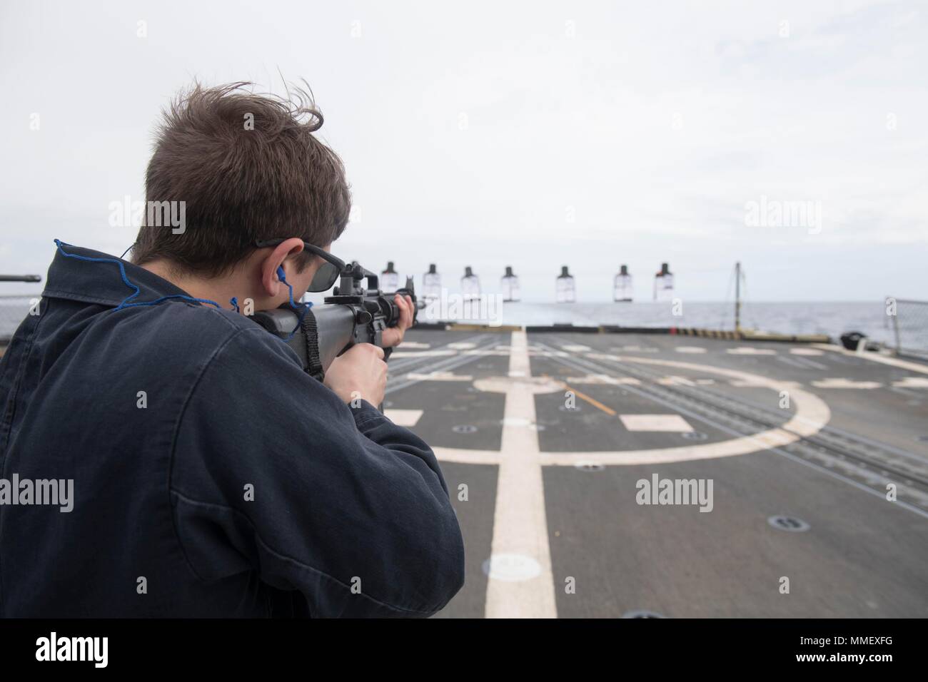 171029-N-IC246-1080 ATLANTIC OCEAN (Oct. 29, 2017) Fire Controlman ...