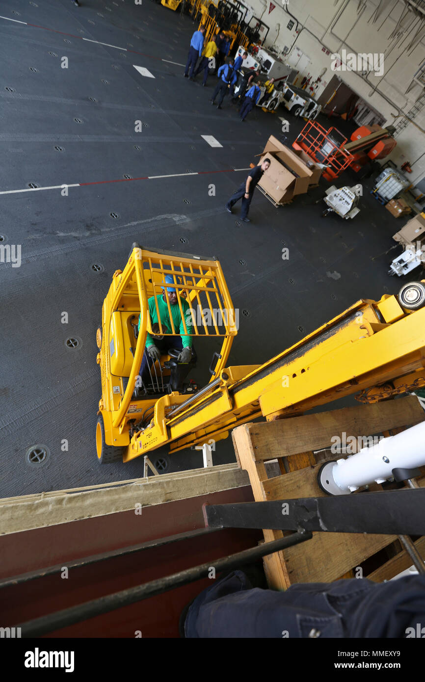 Forkliftsoperations hi-res stock photography and images - Alamy