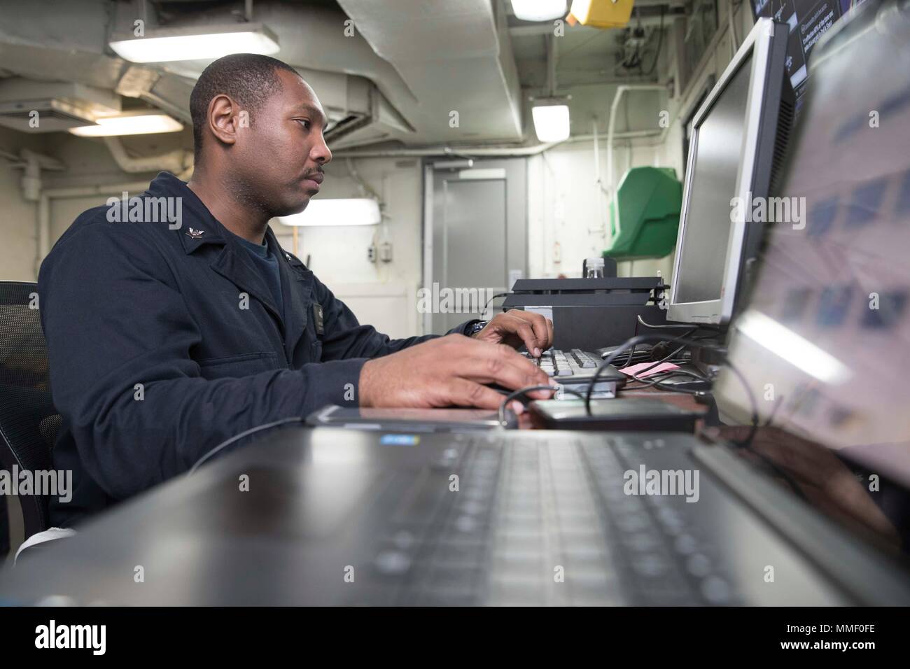 Uss abraham lincoln zone inspection hi-res stock photography and images ...
