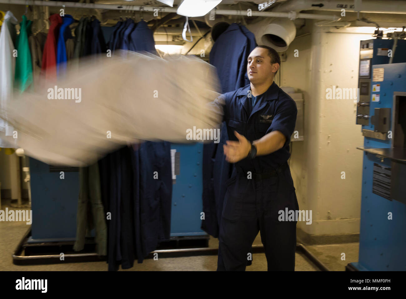 171031-N-LJ375-0013 ATLANTIC OCEAN (Oct. 31, 2017) Air Traffic ...