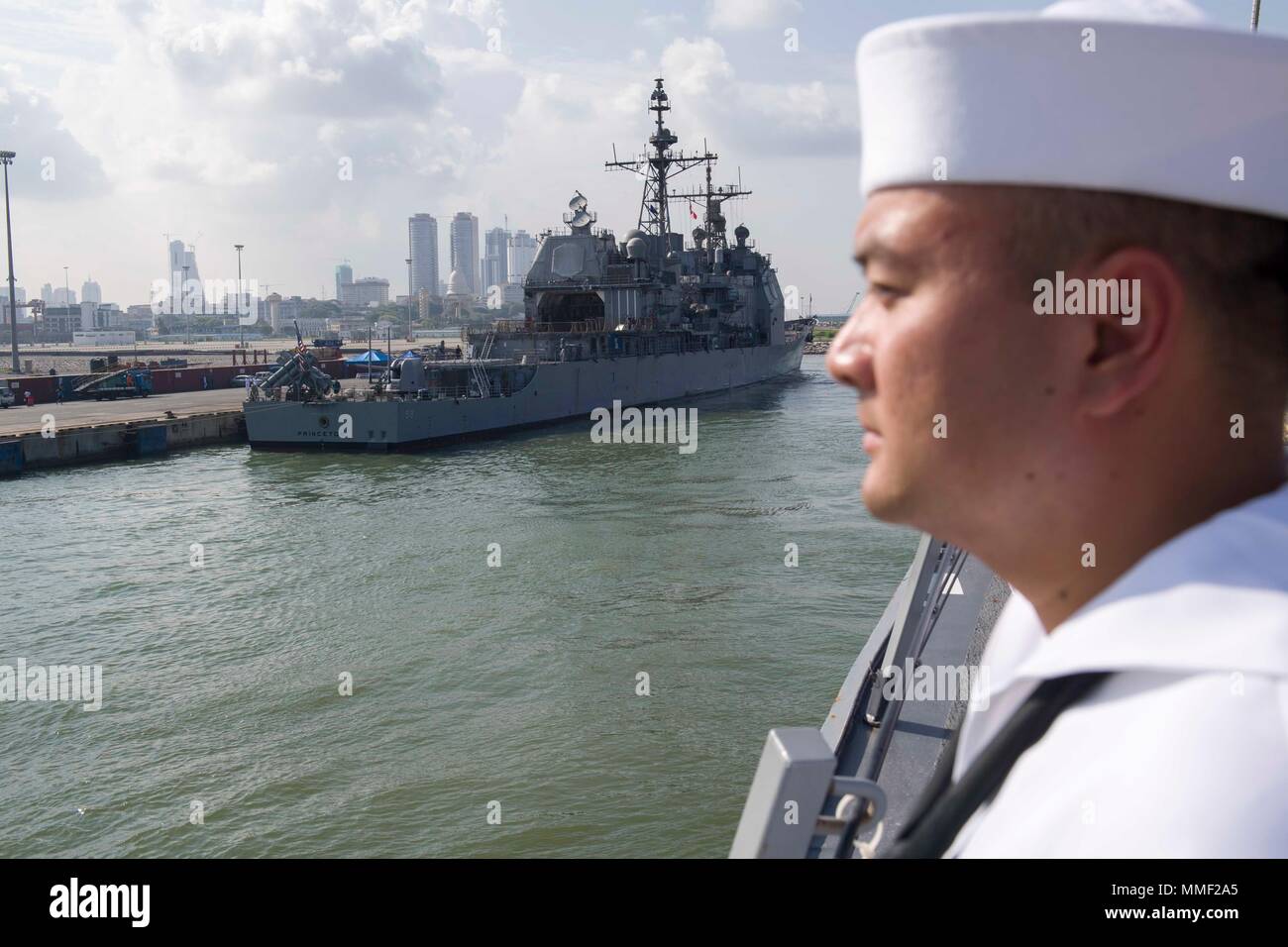 Arleigh burke class guided missile destroyer uss pinckney dd hi-res ...