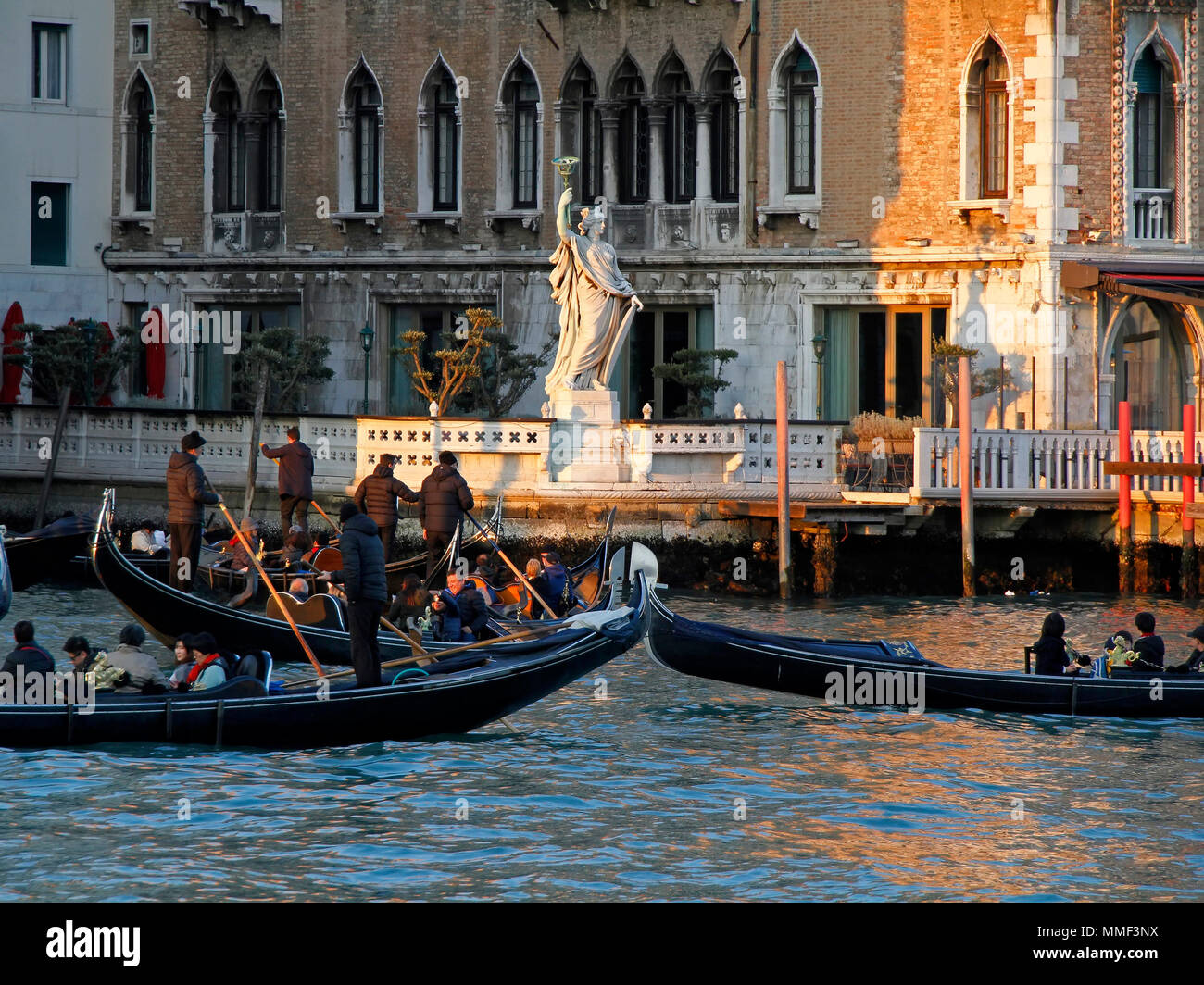 Gondoliers gondolas grand canal hi-res stock photography and images - Alamy