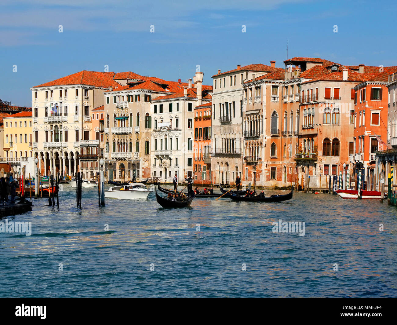 Gondoliers gondolas grand canal hi-res stock photography and images - Alamy