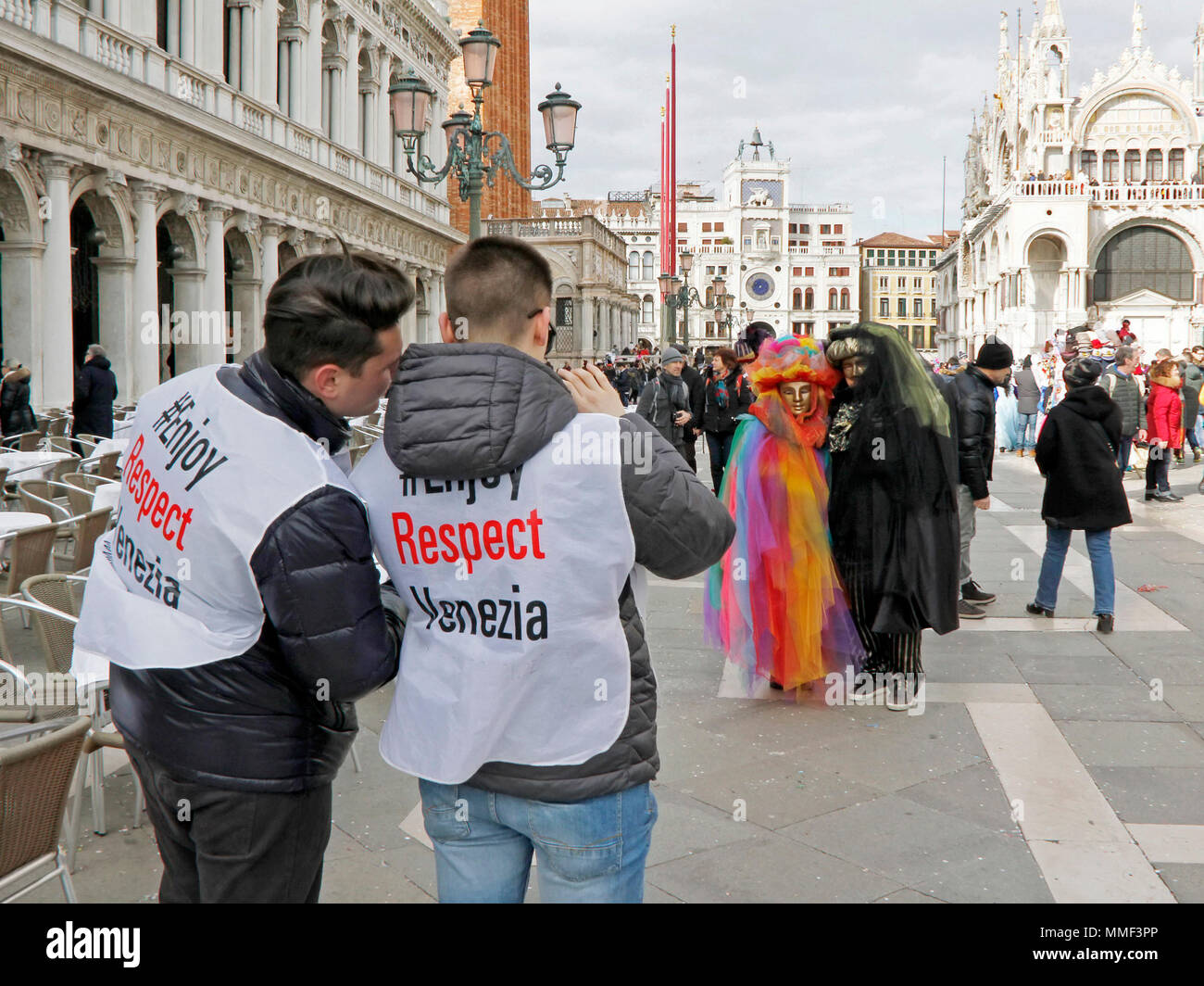 Street scene in venice hi-res stock photography and images - Alamy