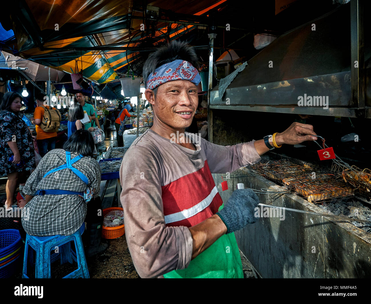 Asian chef cooking in outdoor hi-res stock photography and images - Alamy