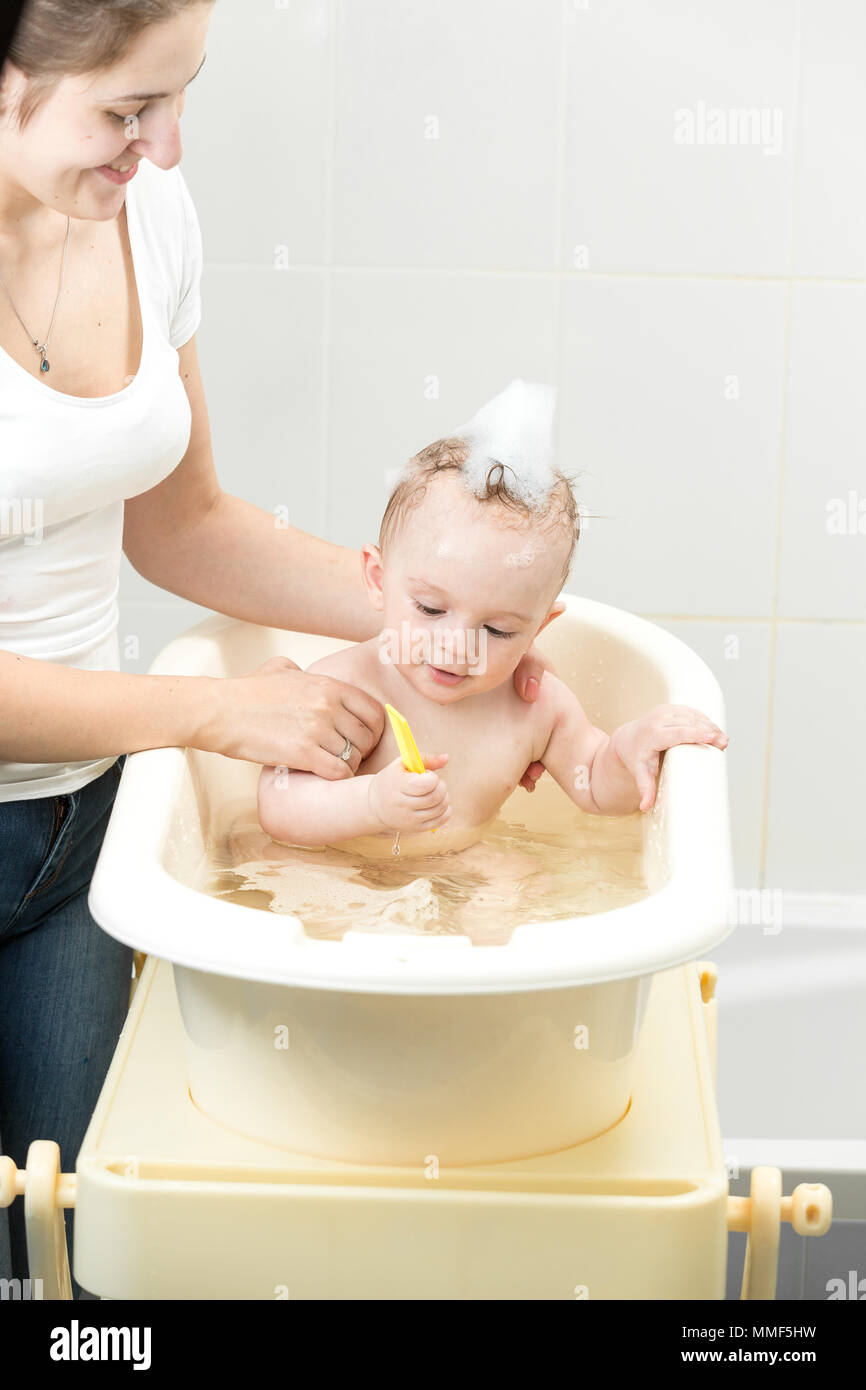 Young mother baby in bath hi-res stock photography and images - Alamy