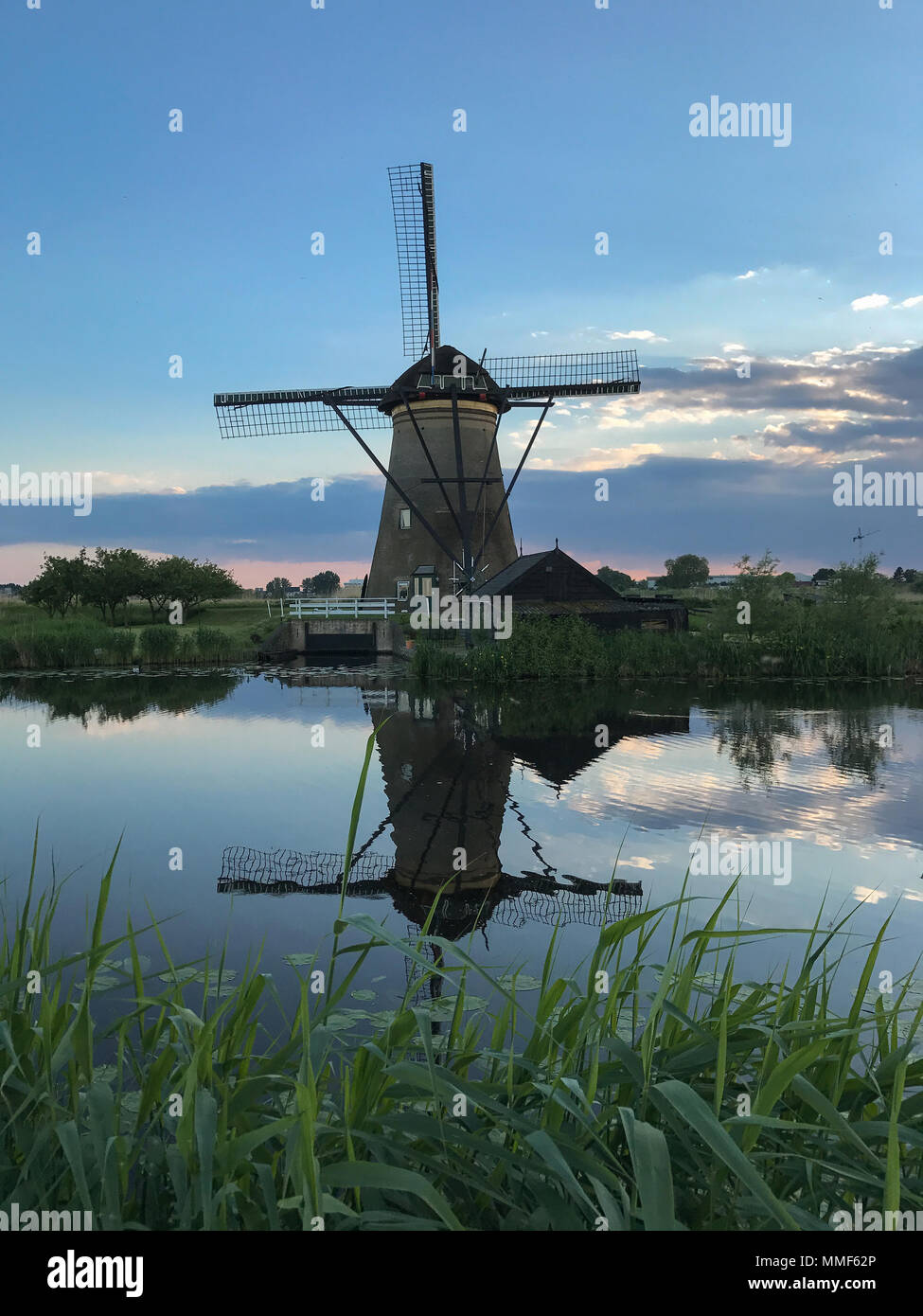 Beautiful dutch windmill landscape at the famous Kinderdijk canals ...