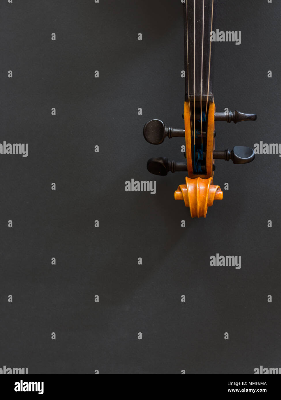 Violin on a dark background Stock Photo - Alamy