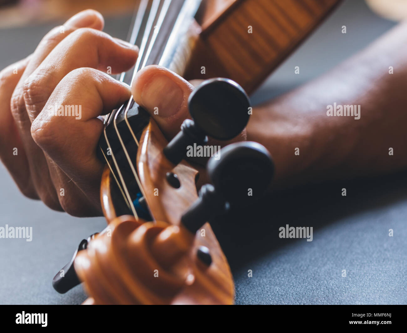 Playing the violin Stock Photo - Alamy