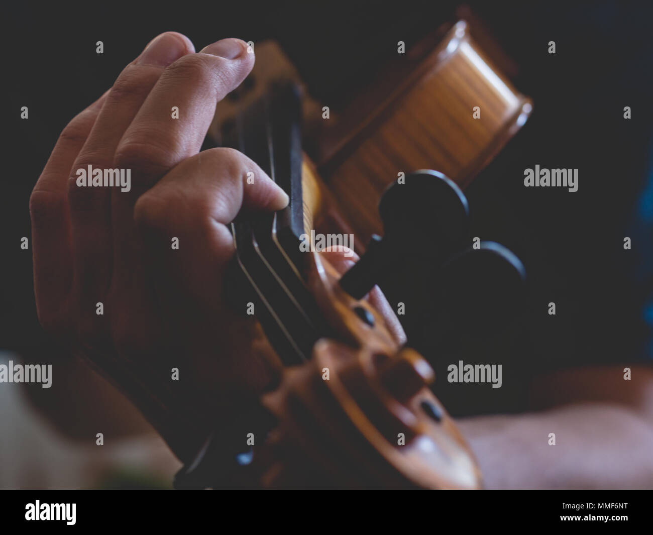 Playing the violin Stock Photo - Alamy