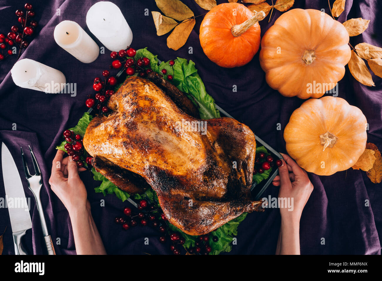 Man serving turkey for thanksgiving day Stock Photo - Alamy