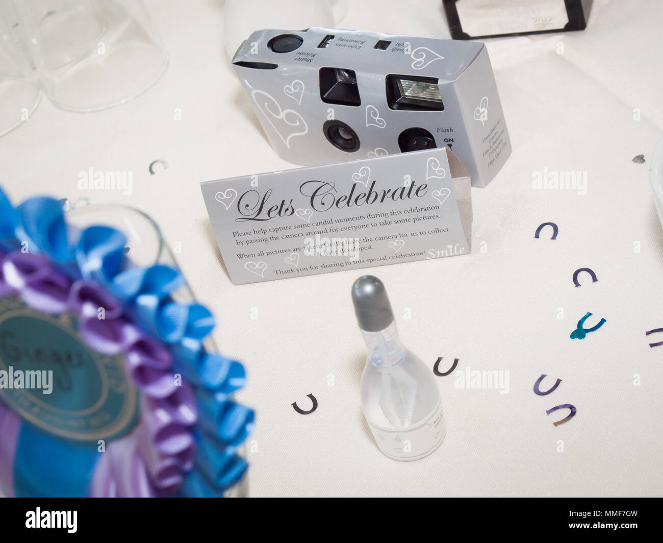 Disposable camera wedding hi-res stock photography and images - Alamy