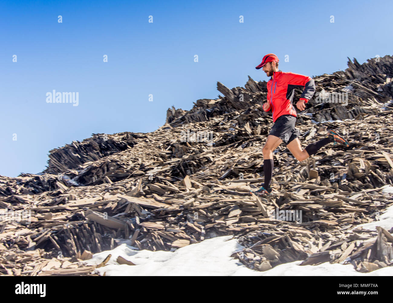 Man running mountains sunset hi-res stock photography and images - Alamy