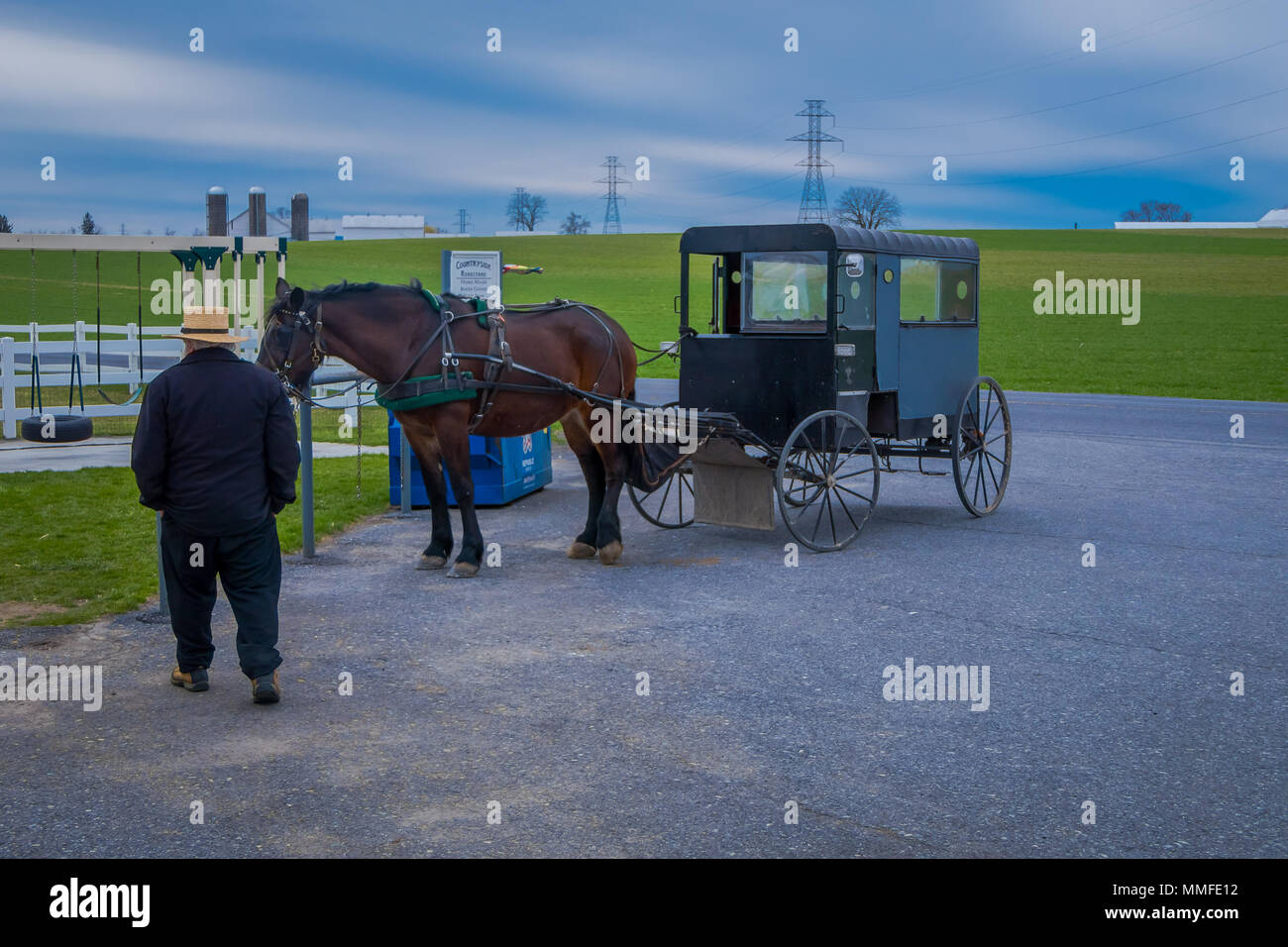 Amish man horse buggy hi-res stock photography and images - Alamy