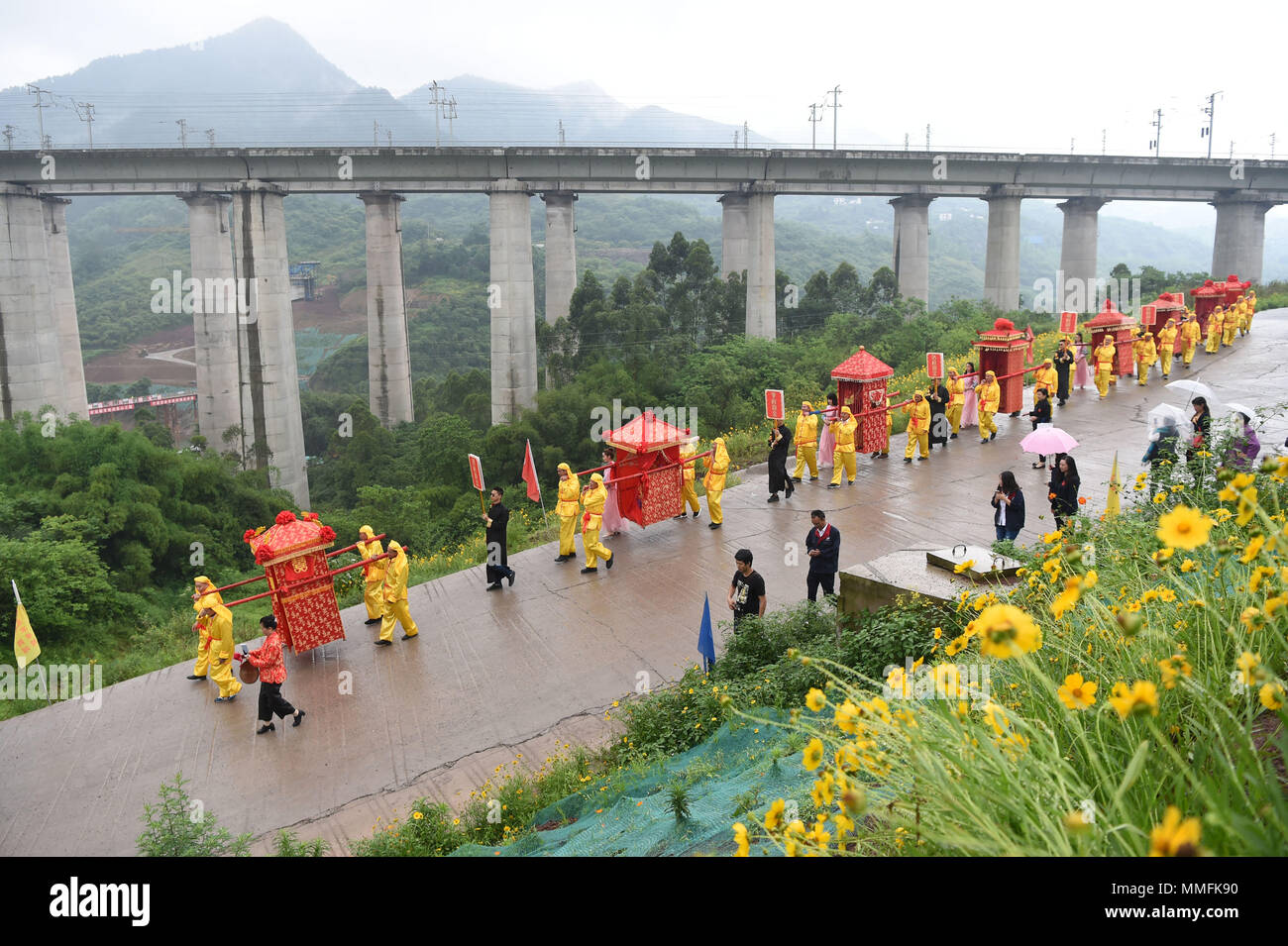 Palanquins hi-res stock photography and images - Alamy