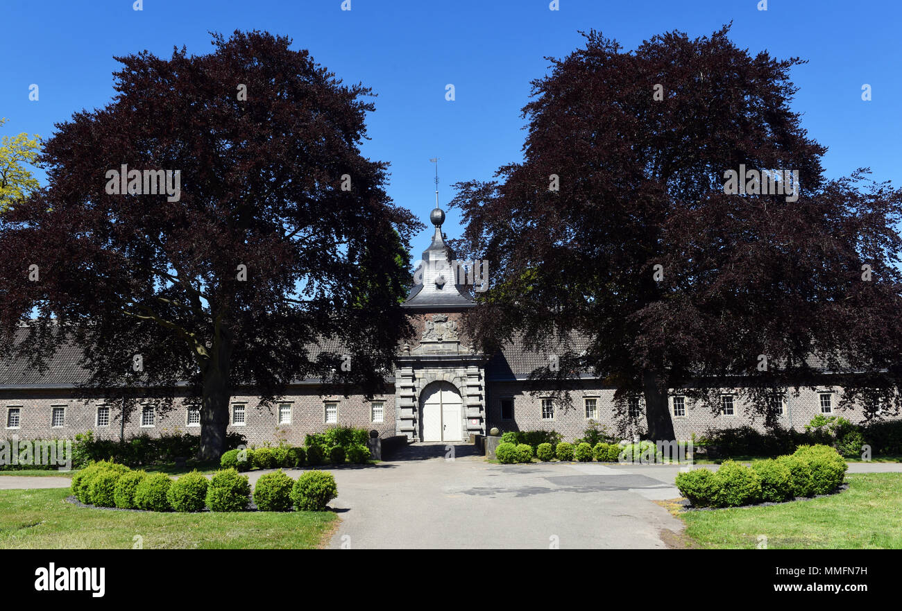 05 May 2018, Germany, Duesseldorf-Angermund: Heltdorf Palace, a moated ...