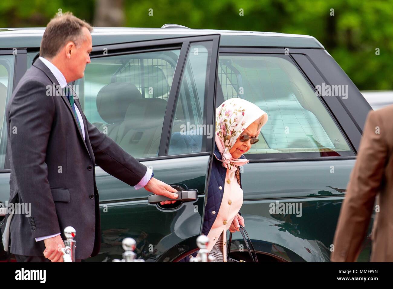 Queen elizabeth range rover hi-res stock photography and images - Alamy