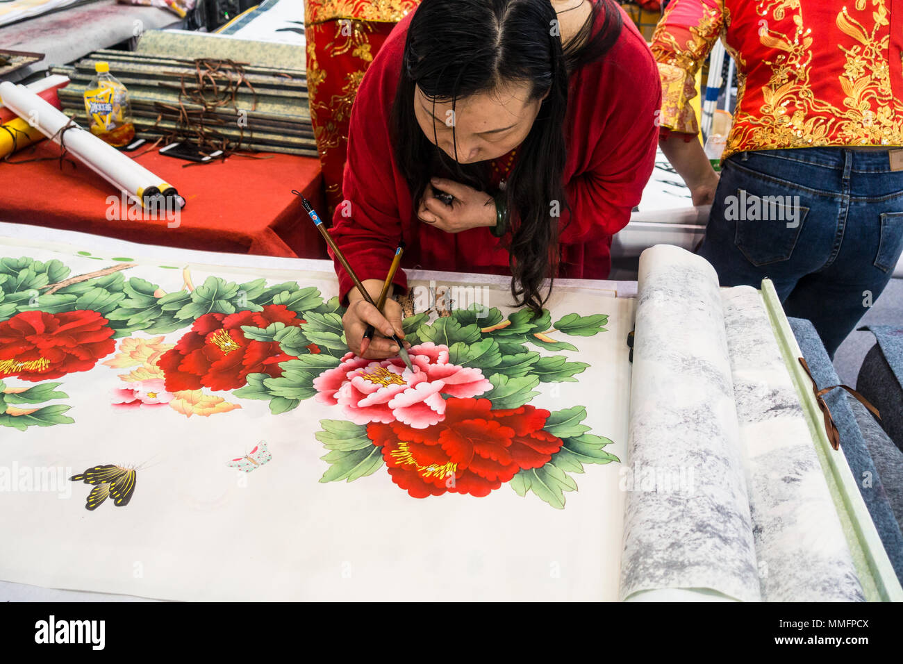 Female artist in China painting traditional Chinese artwork Stock Photo ...
