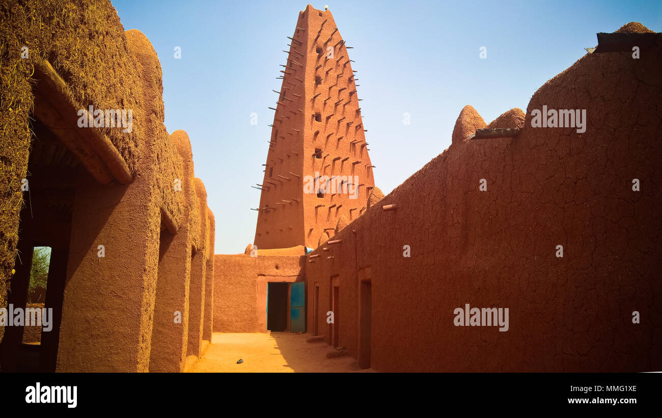 Exterior view to Grand mosque of Agadez in Niger Stock Photo - Alamy
