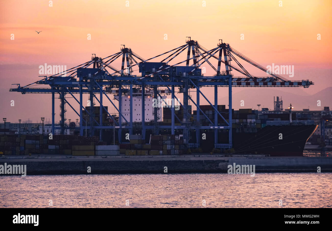 Cargo container lift cranes hi-res stock photography and images - Alamy