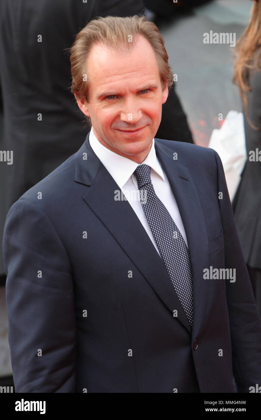 Ralph fiennes daniel radcliffe emma hi-res stock photography and images ...