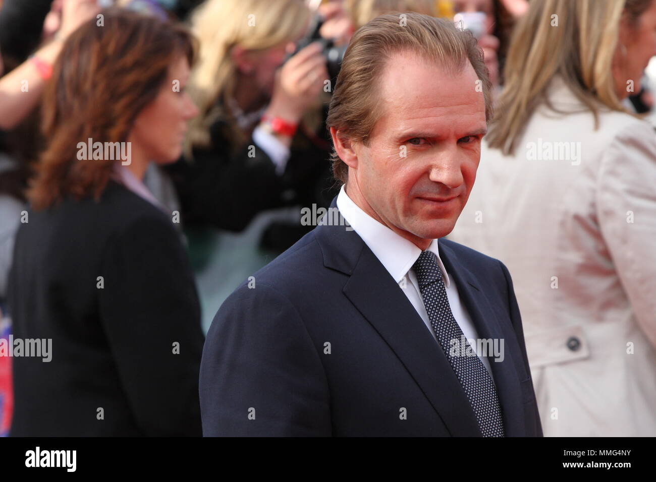 Ralph fiennes daniel radcliffe emma hi-res stock photography and images ...