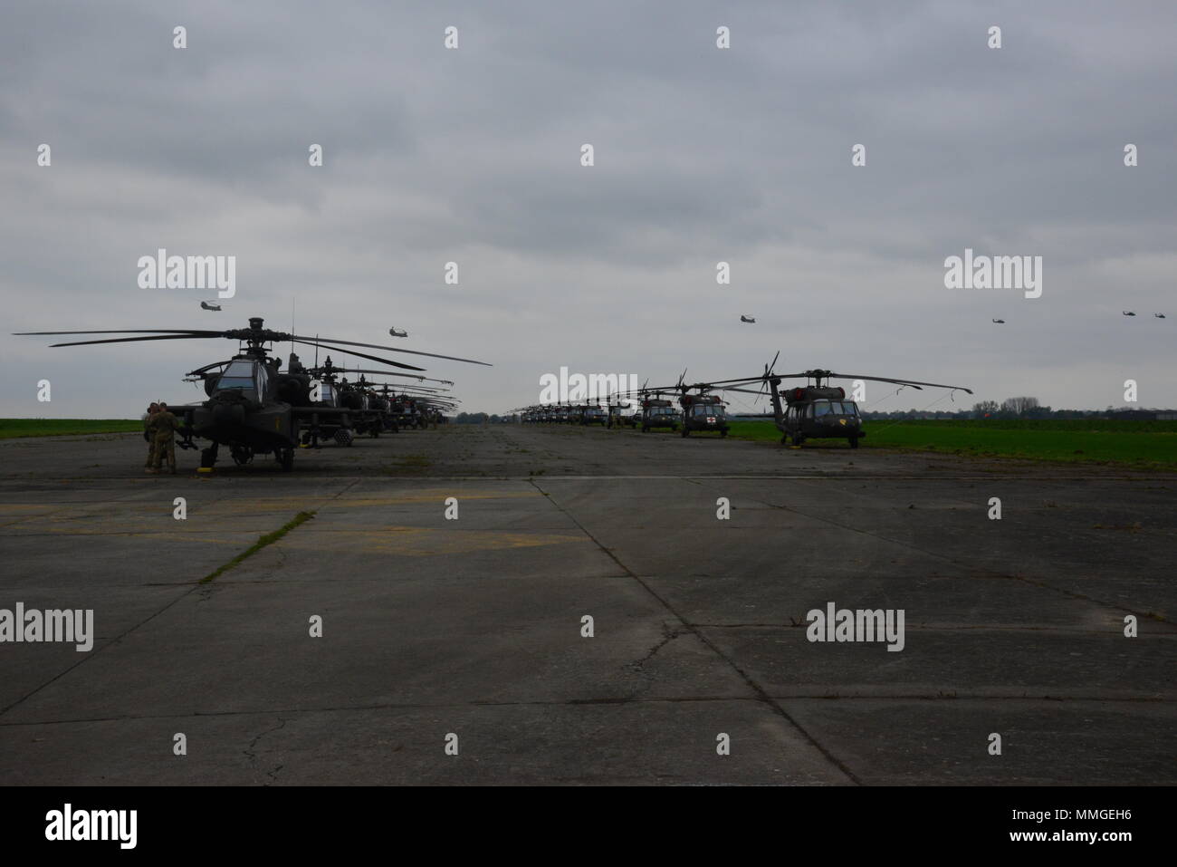 Apache helicopters take off hi-res stock photography and images - Alamy