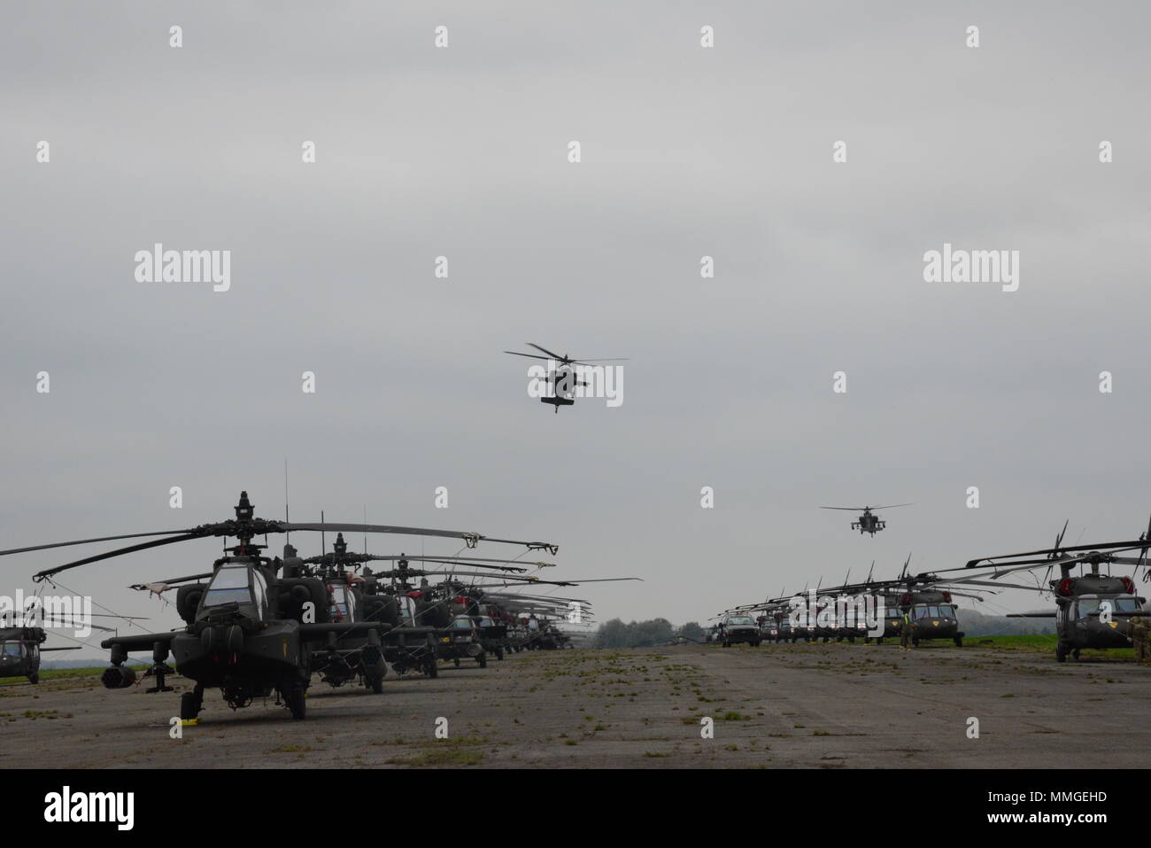 Apache helicopters take off hi-res stock photography and images - Alamy