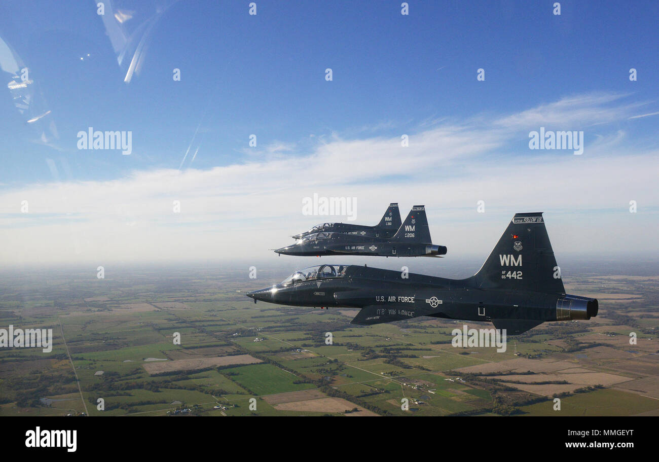 The t 38 talon is a twin engine hi-res stock photography and images - Alamy