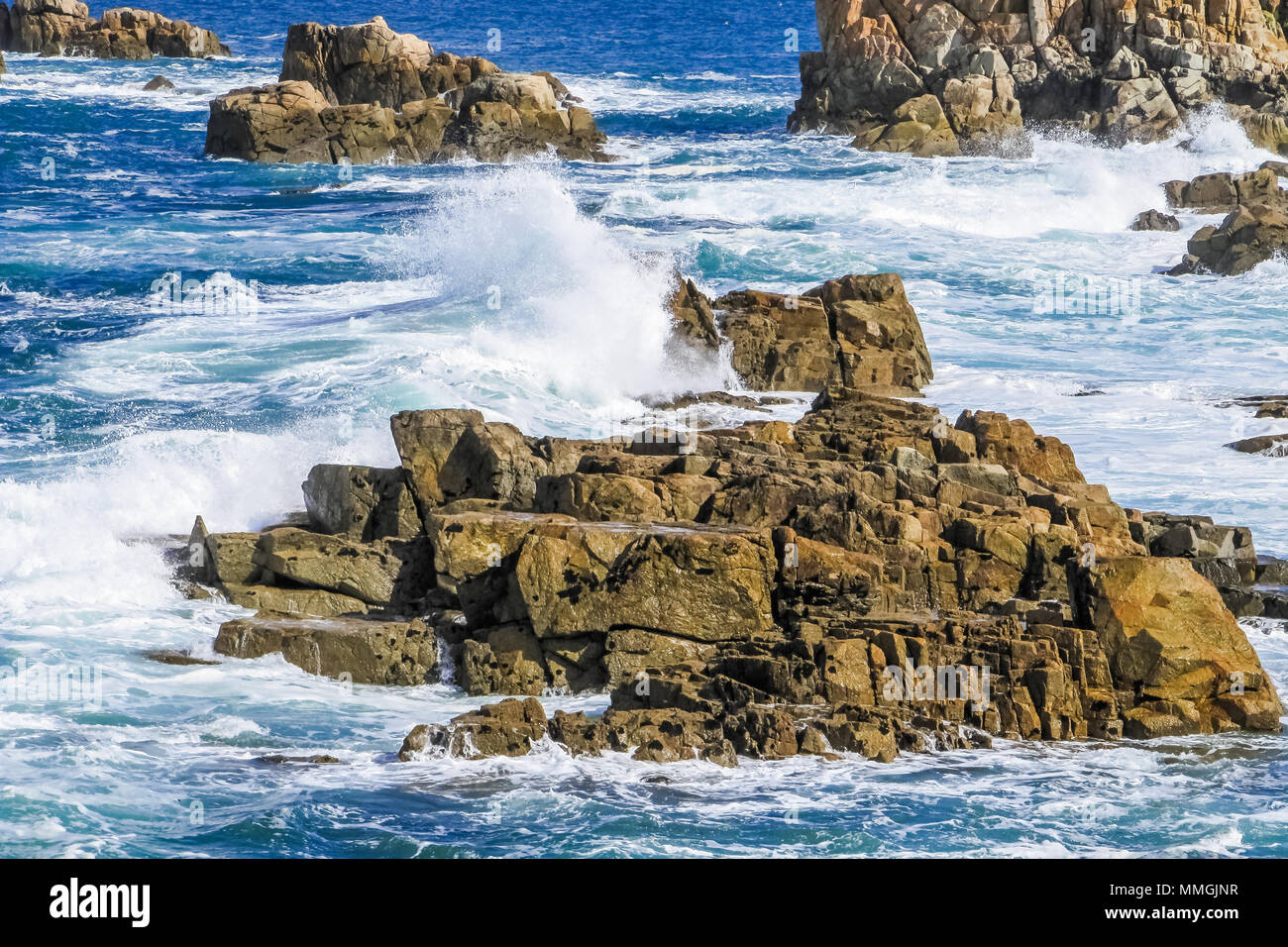Waves hitting rocks hi-res stock photography and images - Alamy