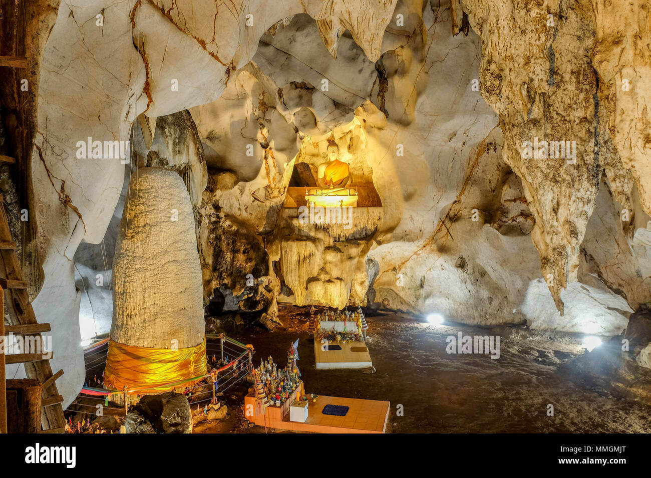 Beautiful Stalactites on the Trails inside the Muang On Cave Chiang Mai ...