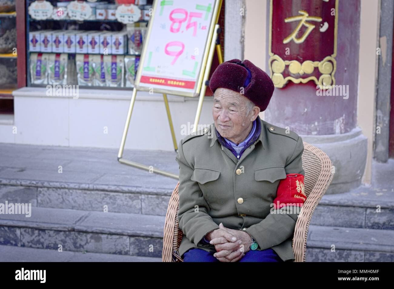 Chinese man traditional hat sitting street hi-res stock photography and ...