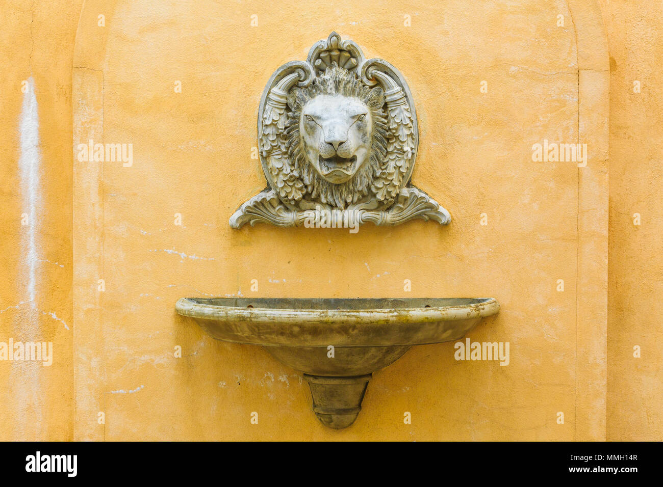 Yellow lion statue hi-res stock photography and images - Alamy