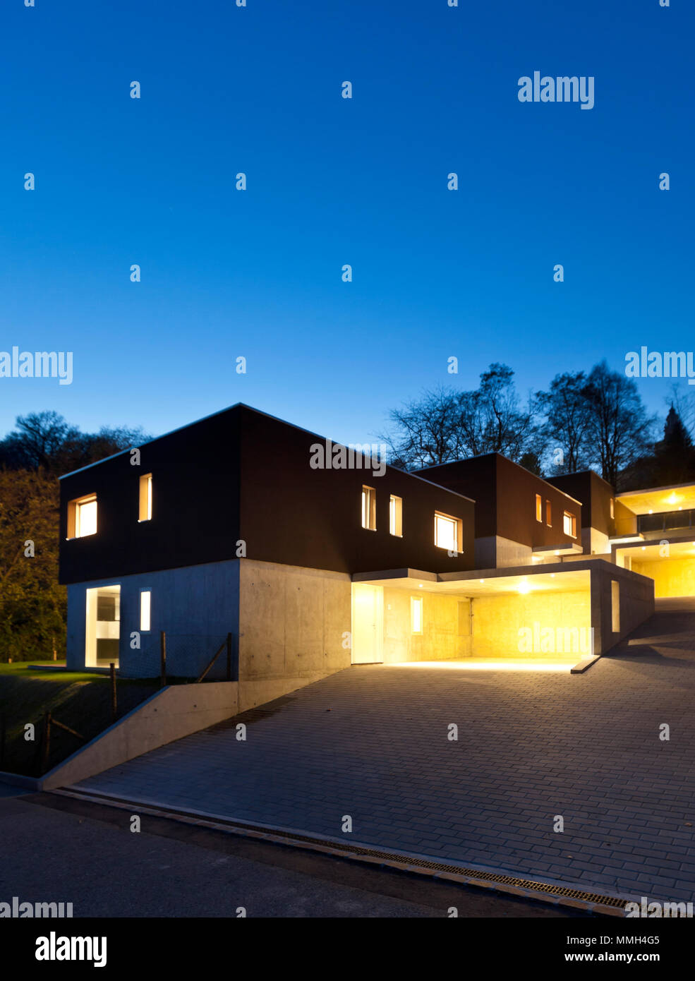Beautiful modern houses outdoor night hi-res stock photography and ...