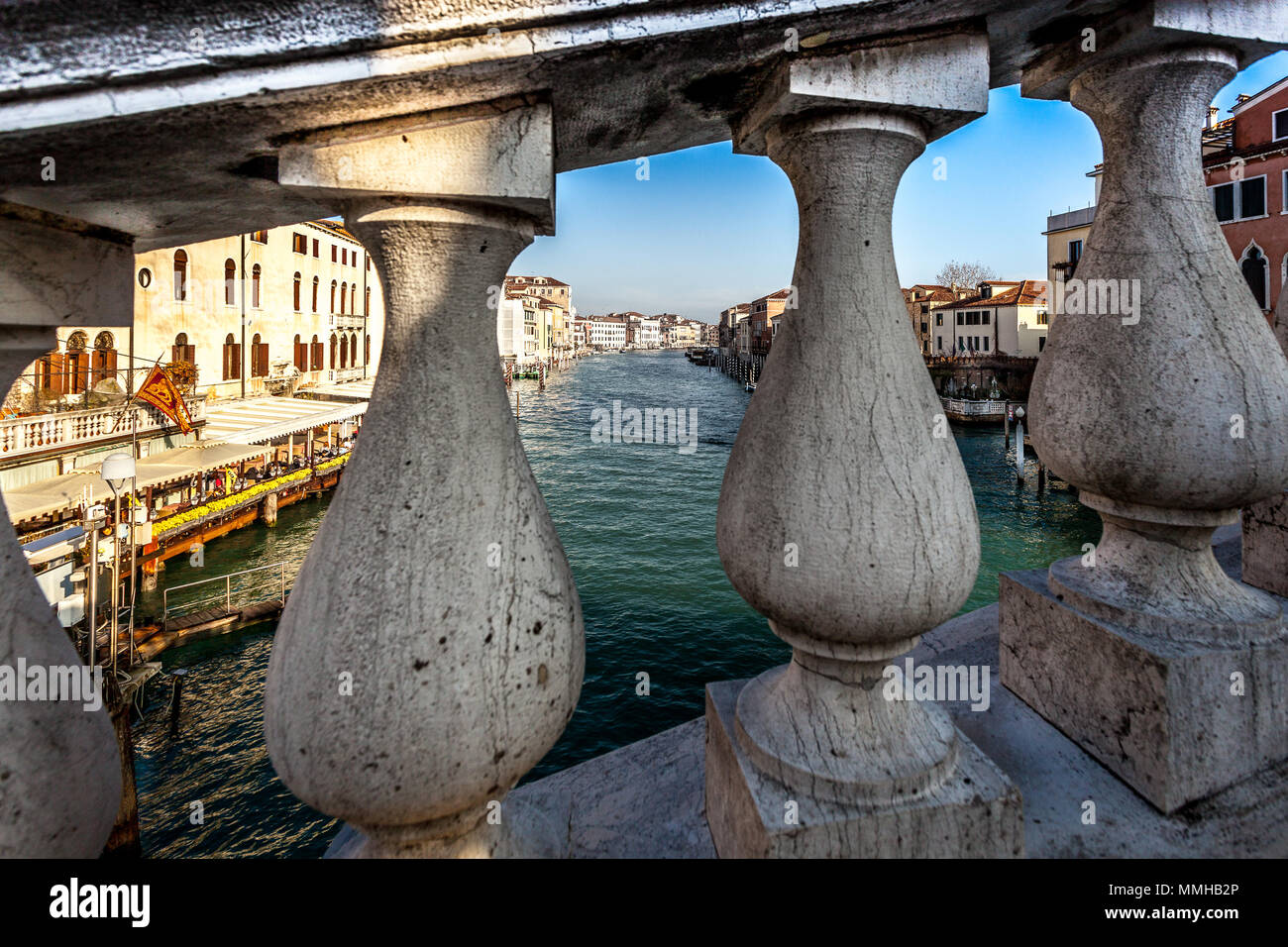 Bridge parapet hi-res stock photography and images - Alamy