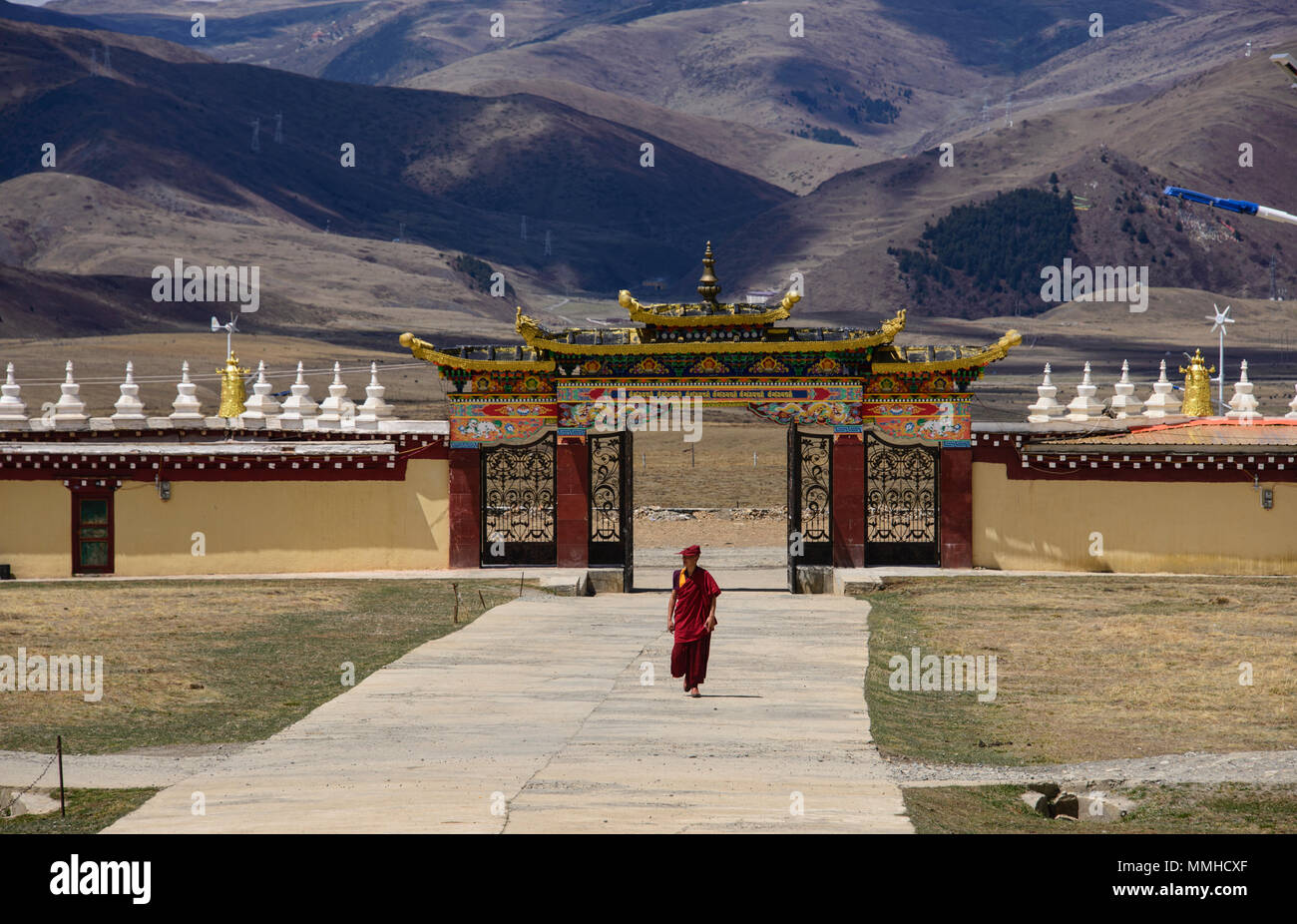Tibetan monks monastery gompa tibetan hi-res stock photography and ...