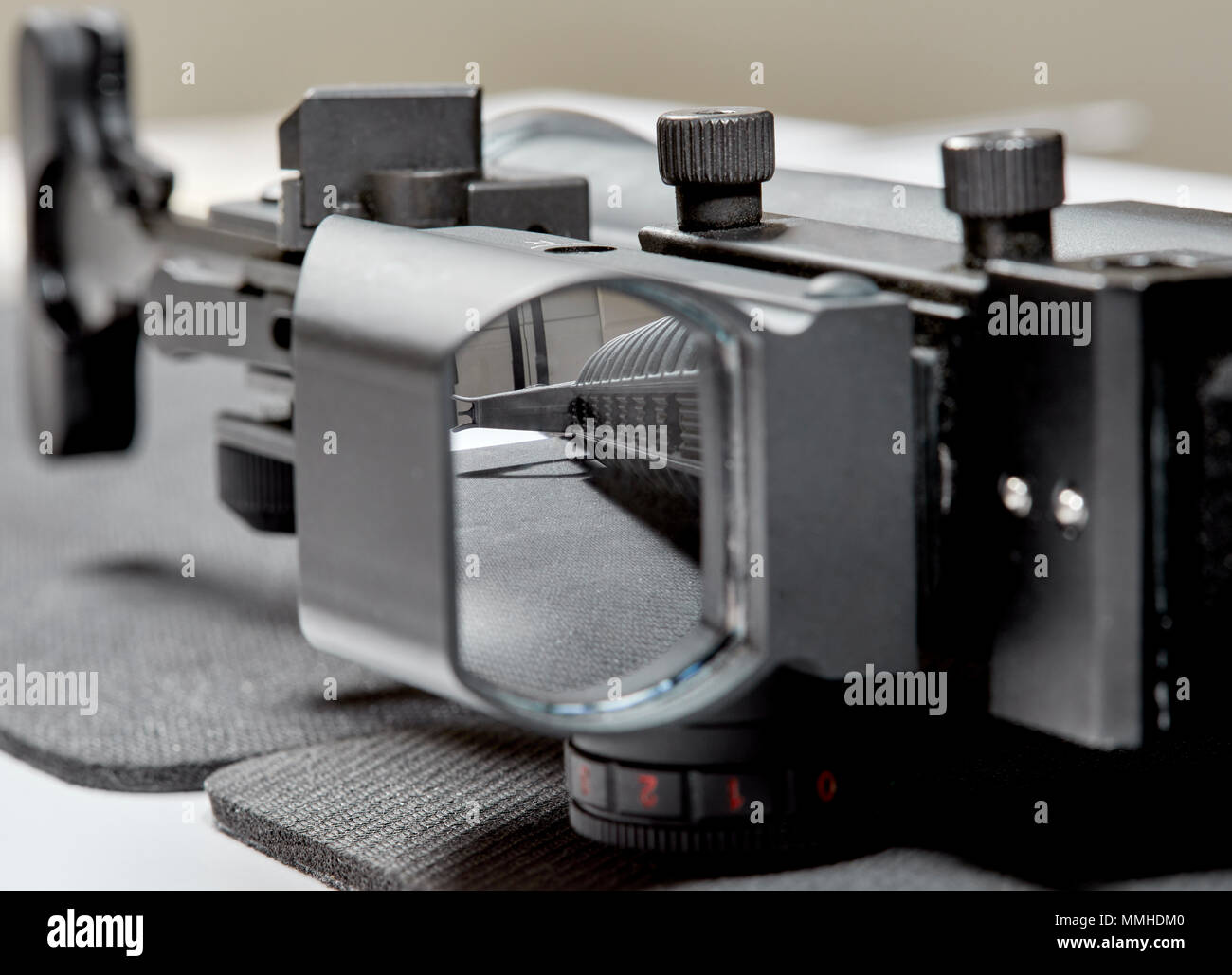 Looking through a rifle scope hi-res stock photography and images - Alamy