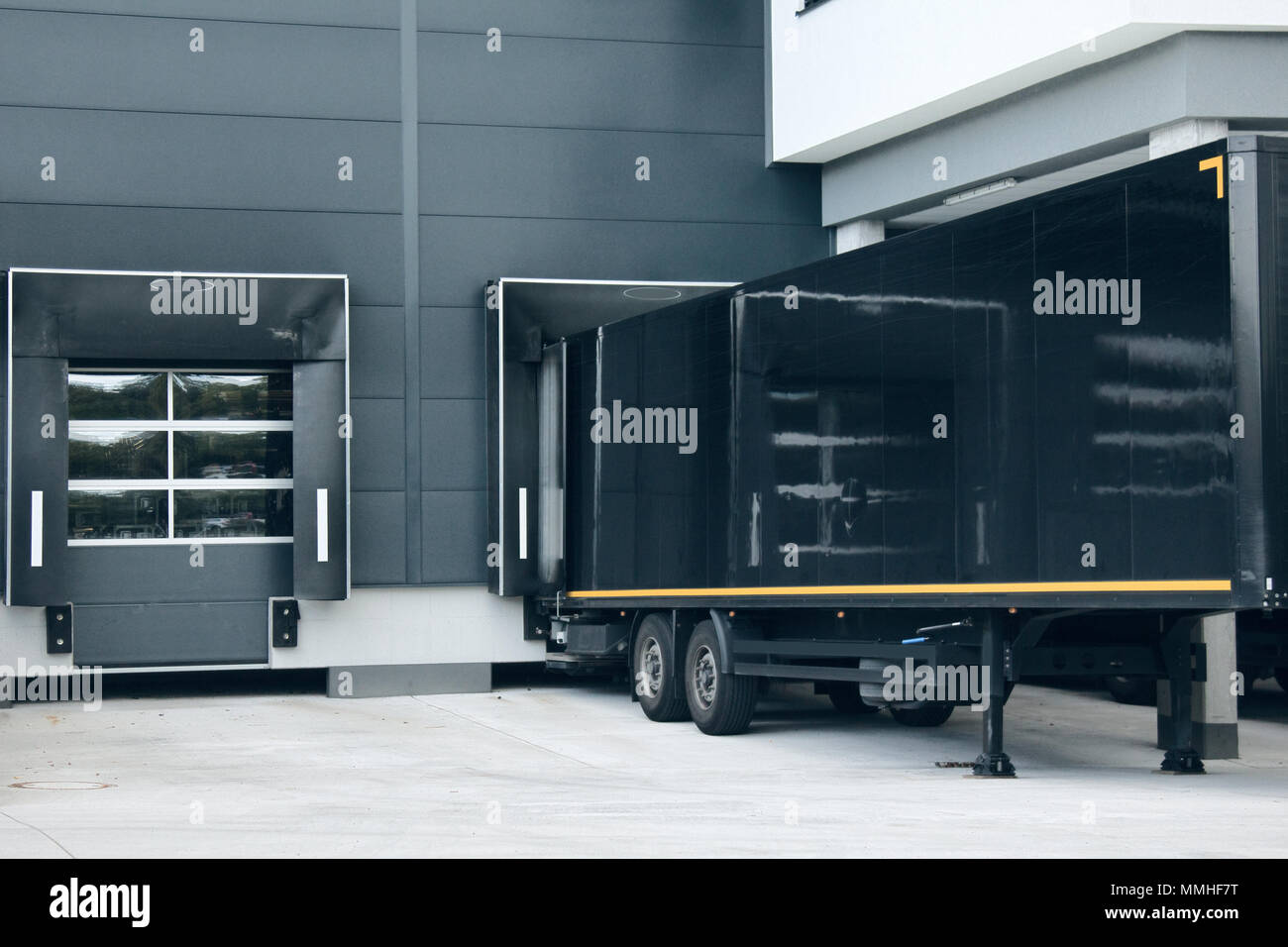 motor terminal and unloading of heavy vehicles (truck trailer in ...
