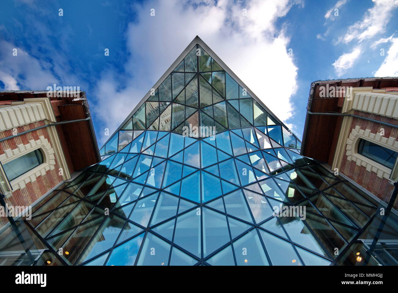 Whale shaped building hi-res stock photography and images - Alamy