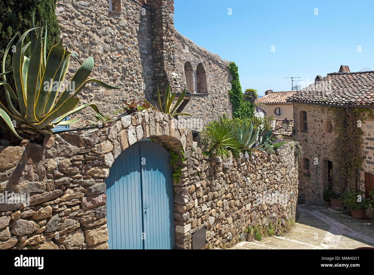Medieval alley stone houses hi-res stock photography and images - Alamy
