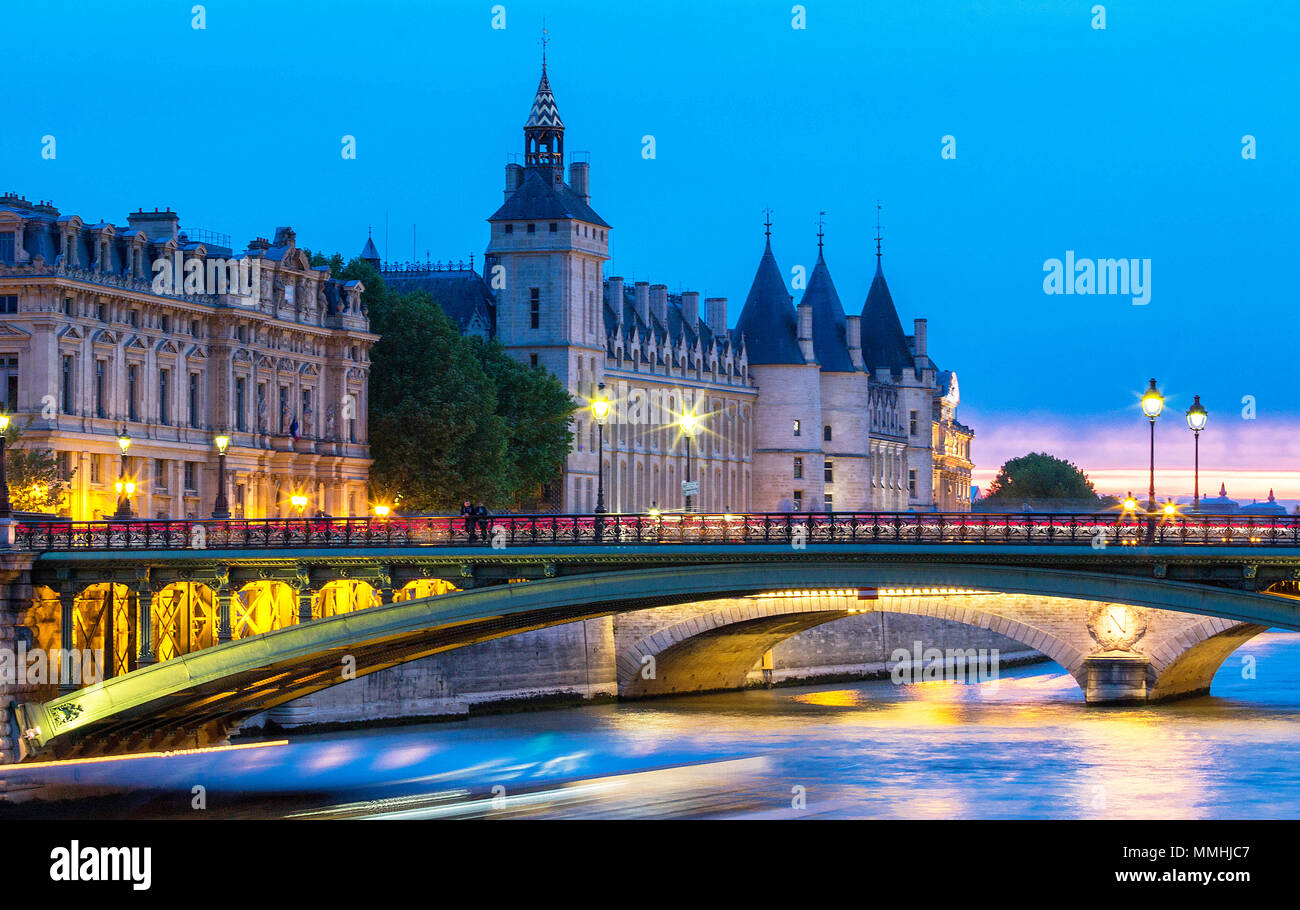 The sunset in Paris, Arcole bridge and Conciergerie, Paris Stock Photo ...