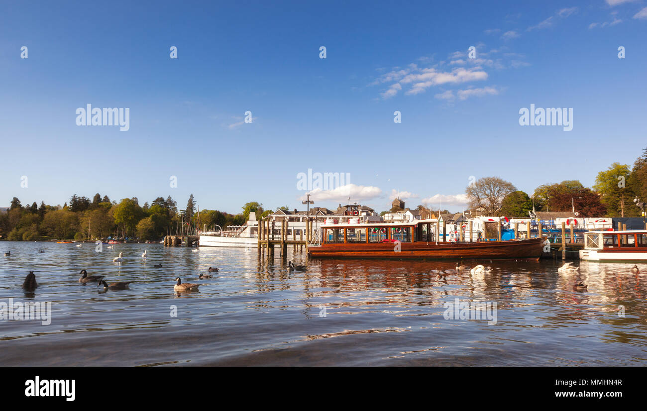 Boats and ferries ready to take tourist around the Windermere Lake, UK ...