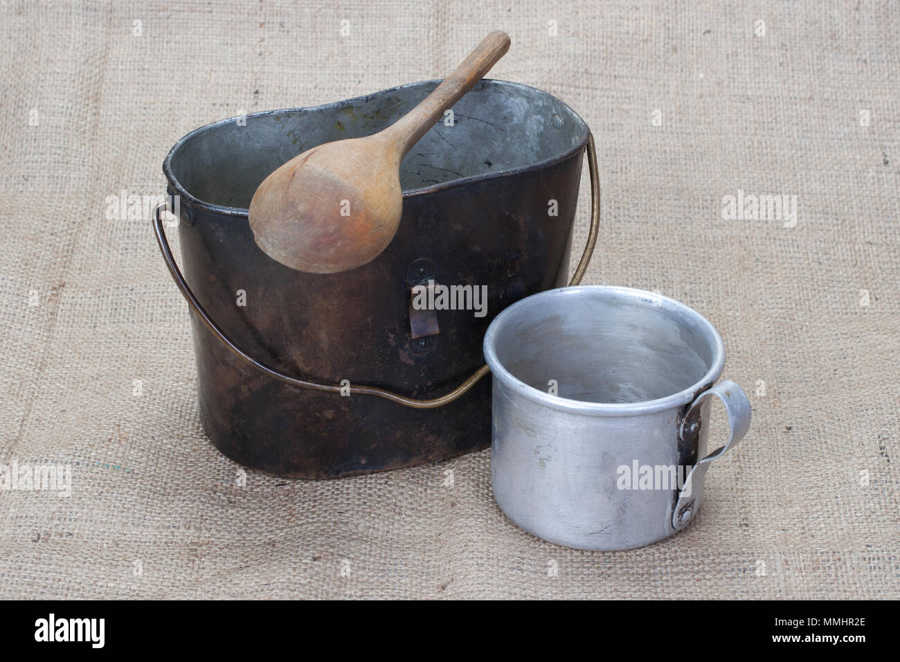 WW1 period Mess Kit, wooden spoon and aluminium mug Stock Photo - Alamy
