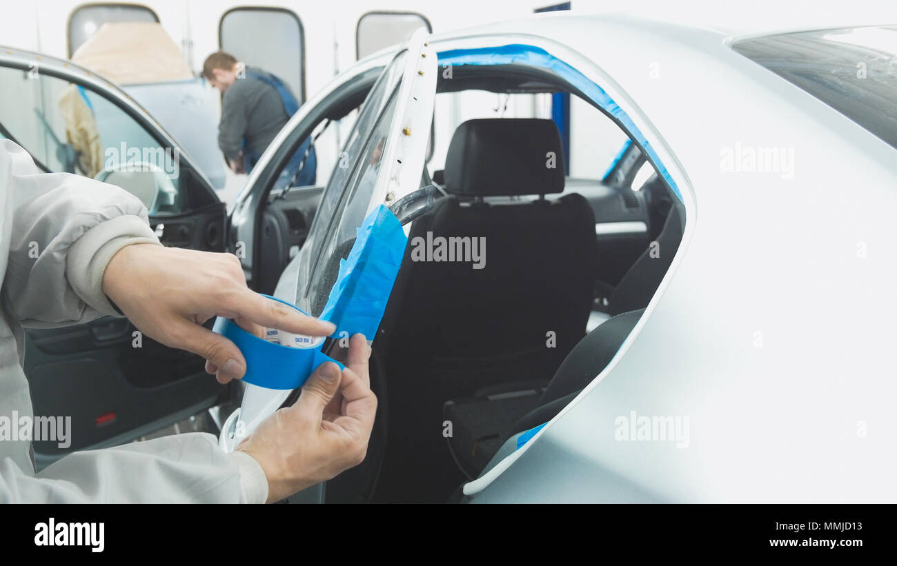 Man aligning wheel hi-res stock photography and images - Alamy