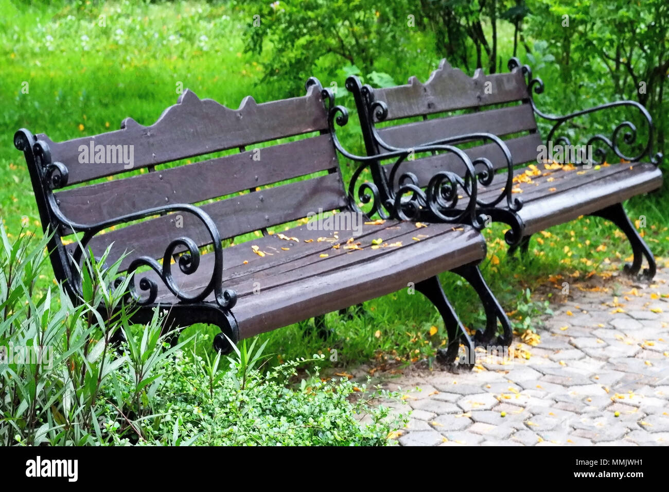 Classic garden benches hi-res stock photography and images - Alamy