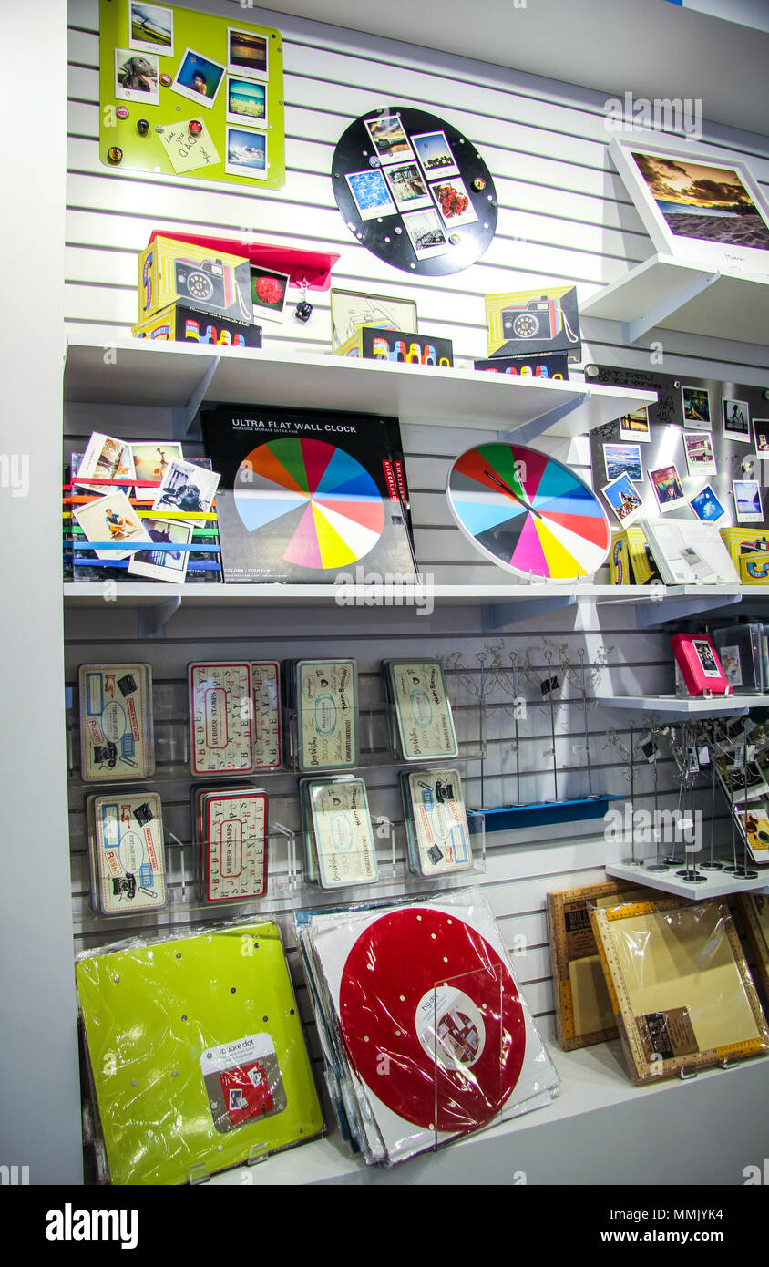 Polaroid Fotobar's Flagship Store at the LINQ Promenade in Las Vegas ...