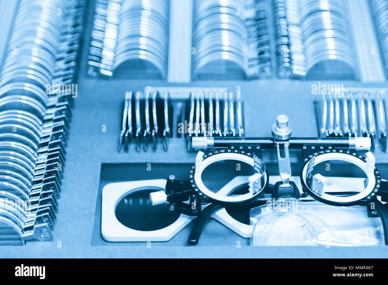 A set of replaceable lenses and a special universal trial ophthalmic ...